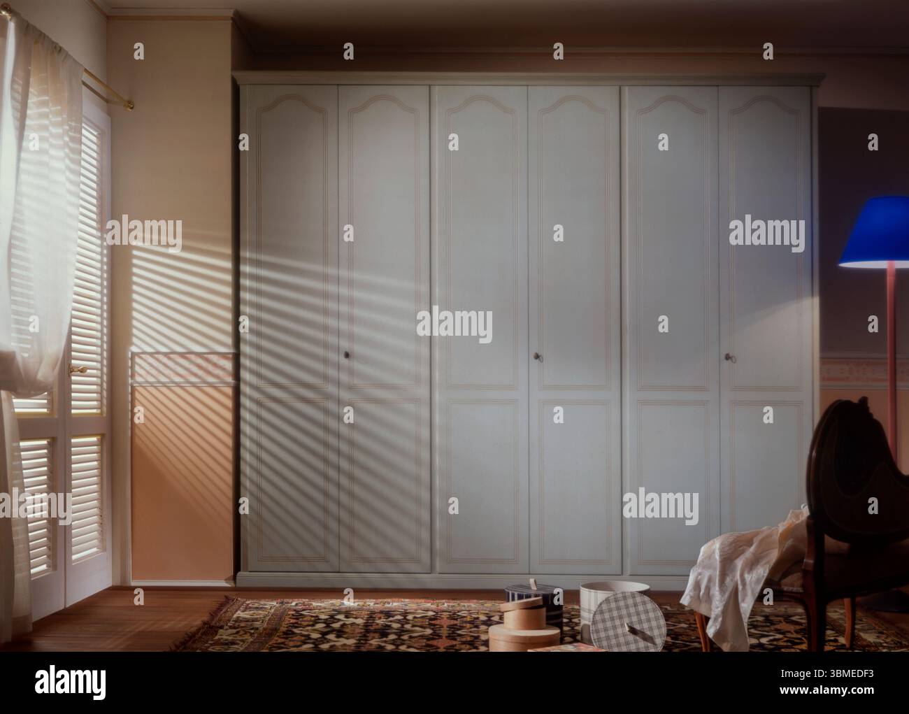 Single shot photo of a bedroom, with wardrobe Stock Photo - Alamy