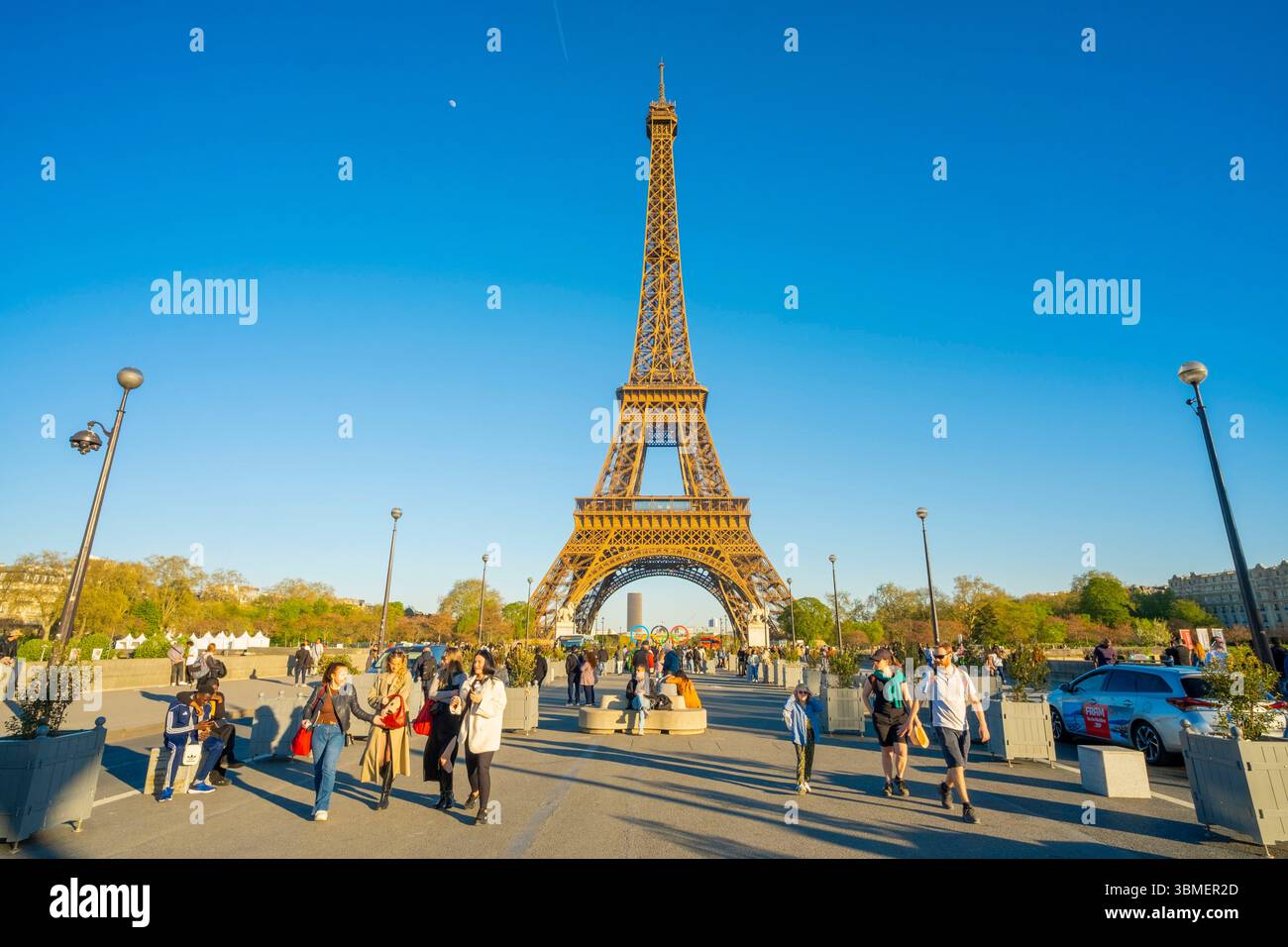 France, Paris, the pedestrian Iena Bridge with the Eiffel Tower Stock ...