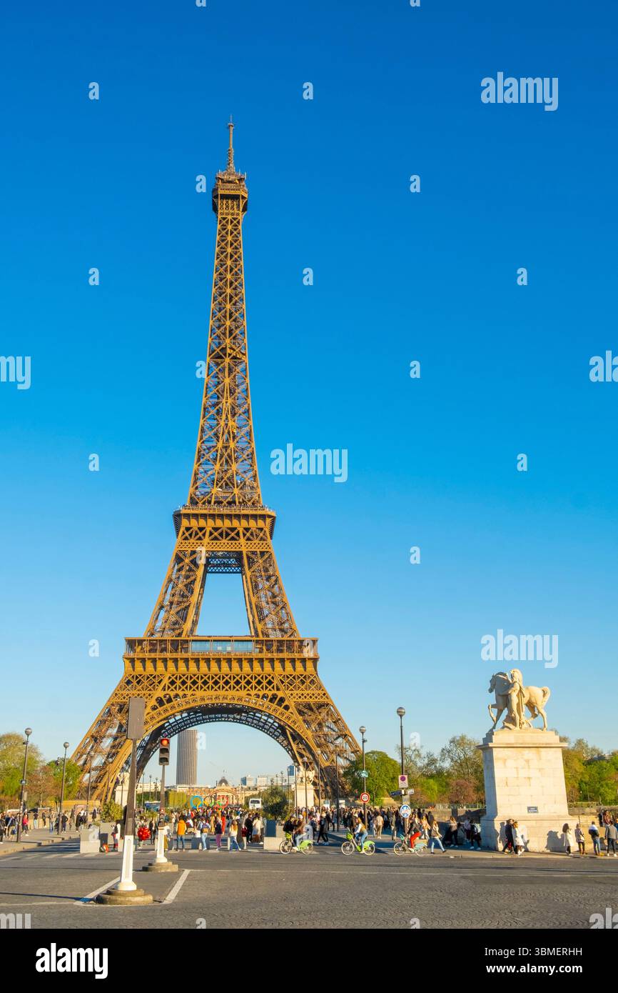 France, Paris, the pedestrian Iena Bridge with the Eiffel Tower Stock ...