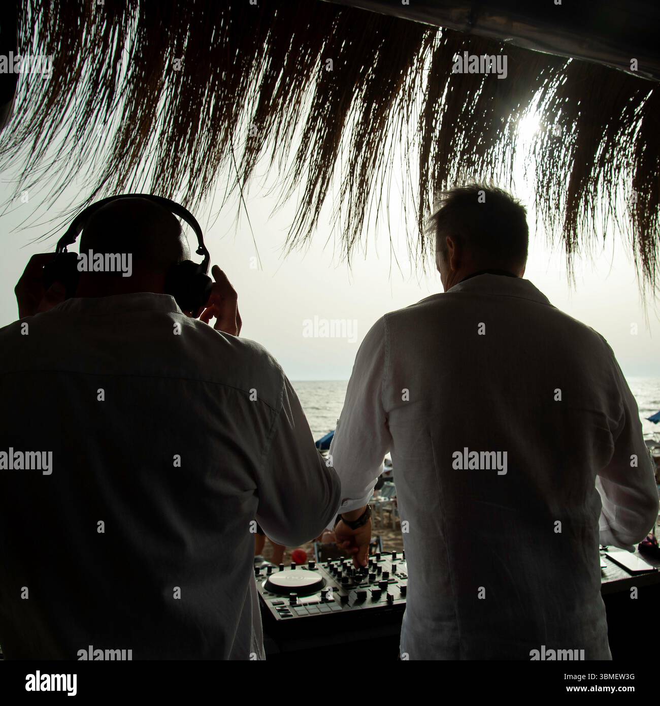 Tune vibe hi-res stock photography and images - Alamy