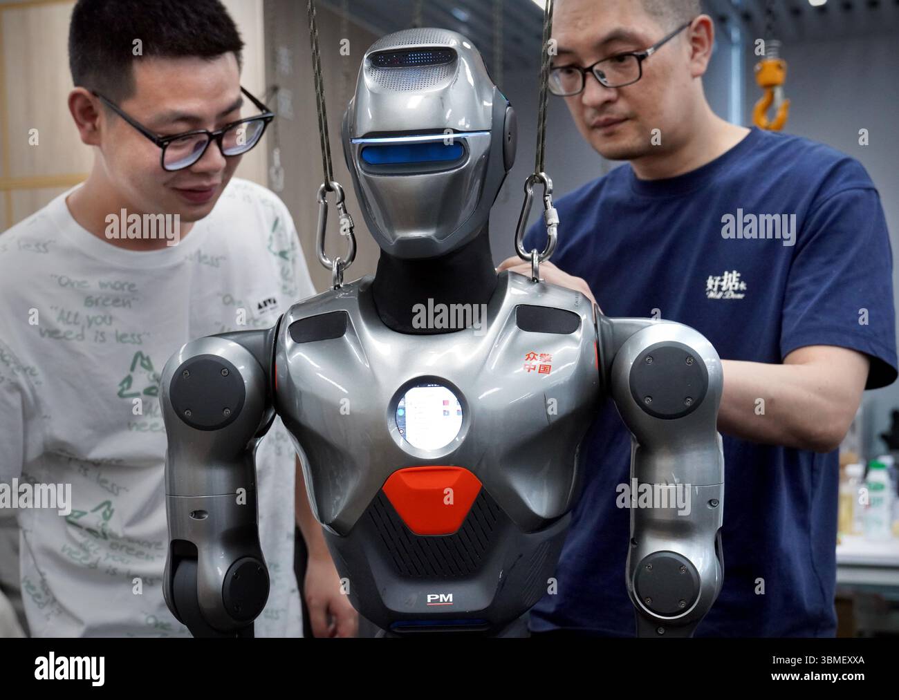 (250626) -- GUANGZHOU, June 26, 2025 (Xinhua) -- Staff members debug a humanoid robot at a robot ...