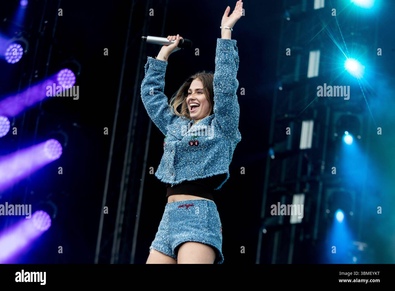 SCHARENDIJKE - Singer Roxy Dekker performs during the first day of the ...
