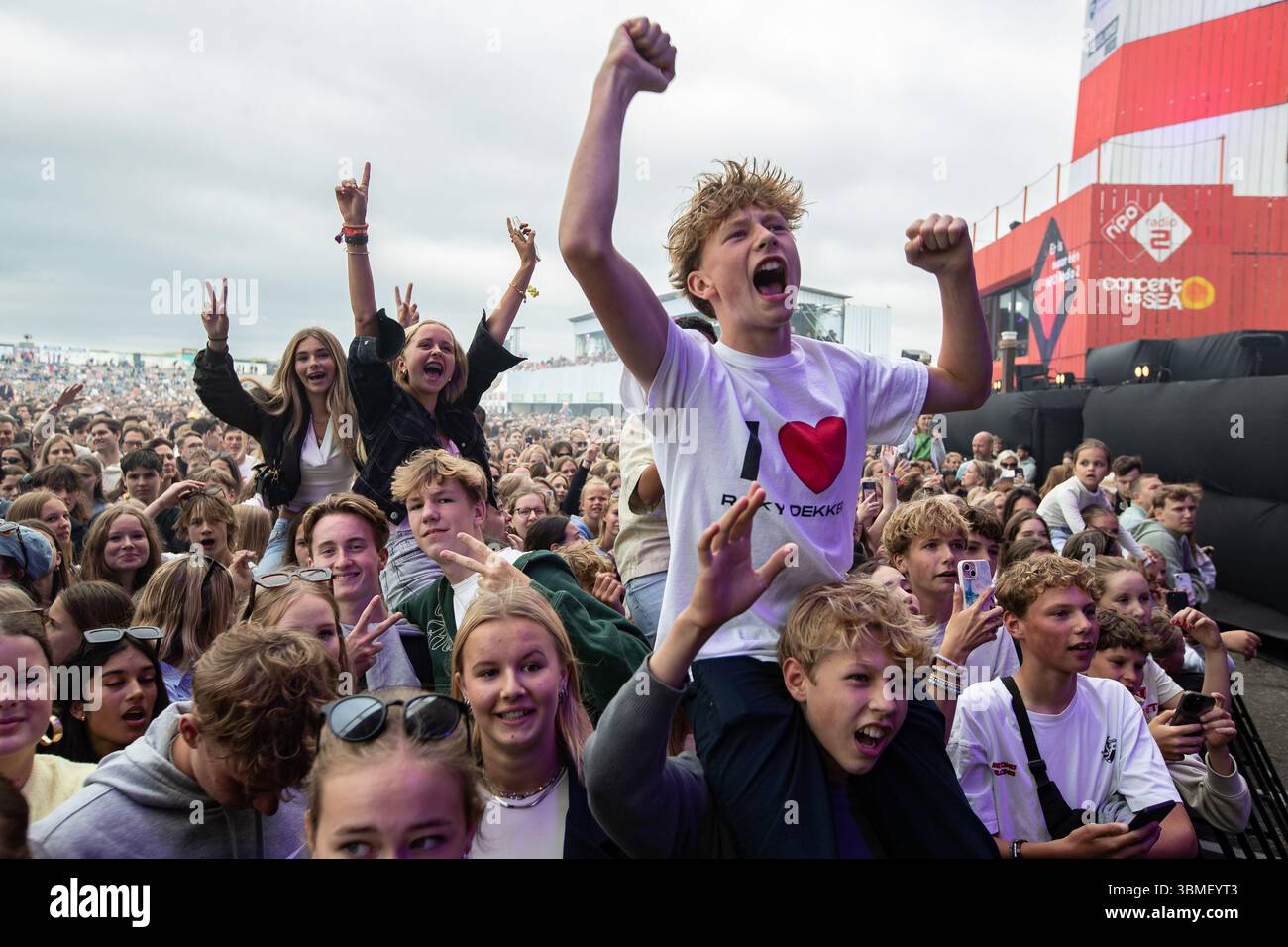 SCHARENDIJKE - Fans of singer Roxy Dekker during her performance on the ...