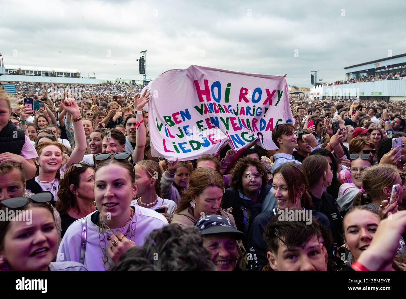 SCHARENDIJKE - Fans of singer Roxy Dekker during her performance on the ...