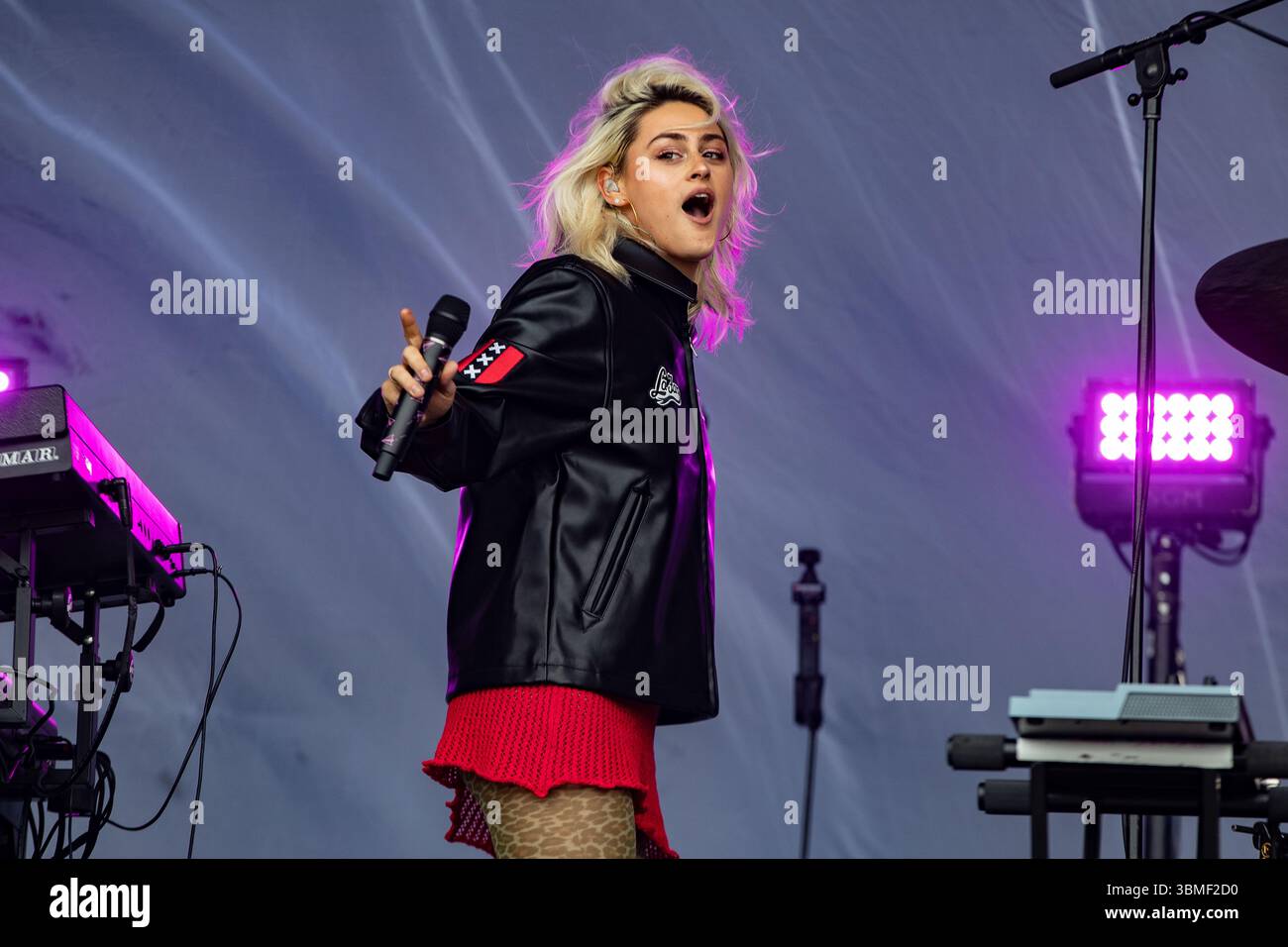 SCHARENDIJKE - Singer Bente performs during the first day of the ...