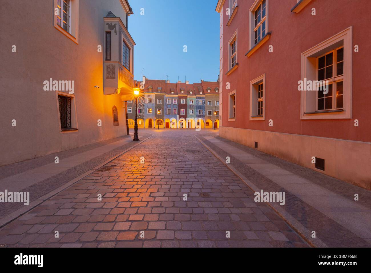 Colorful merchant houses at dawn in the Old Market Square in Poznan ...
