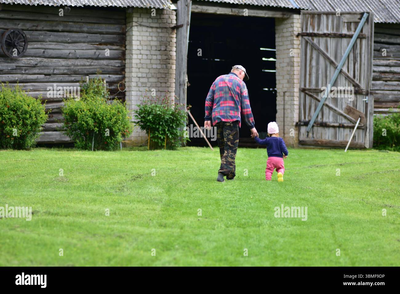 Senior with family countryside hi-res stock photography and images - Alamy