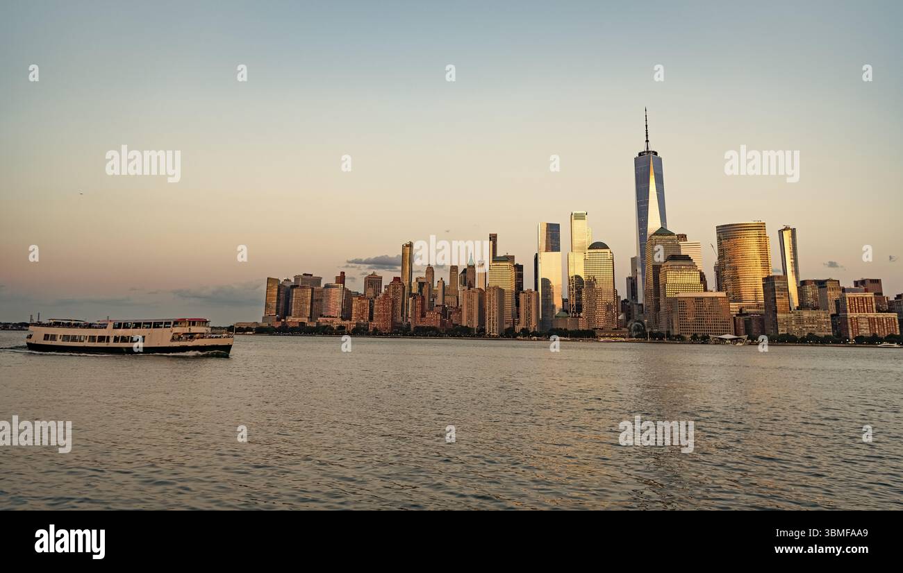 Manhattan panoramic cityscape with skyscraper architecture. Manhattan ...