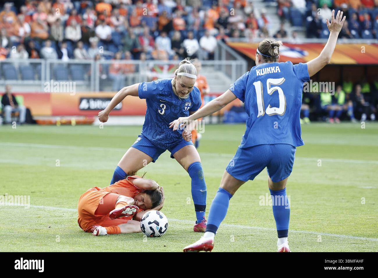LEEUWARDEN - (l-r) Eva Nystrom of Finland women, Danielle van de Donk ...