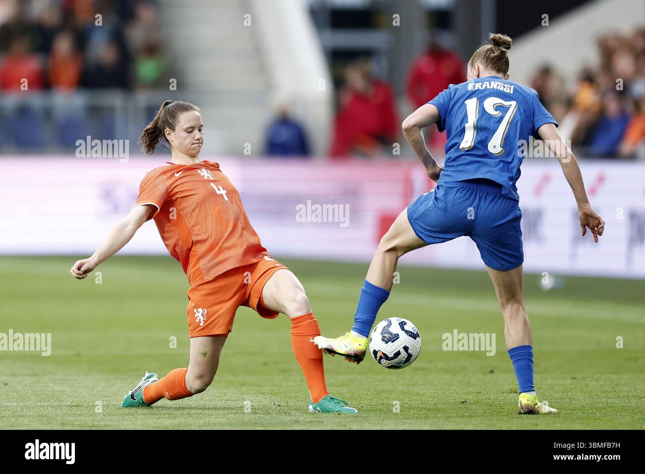 LEEUWARDEN - (l-r) Veerle Buurman of Holland women, Sanni Franssi of ...