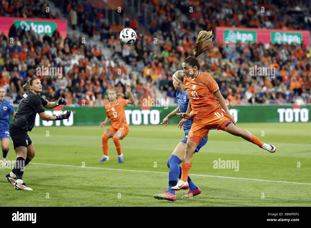 LEEUWARDEN - (l-r) Finland women goalkeeper Anna Koivunen, Eva Nystrom ...