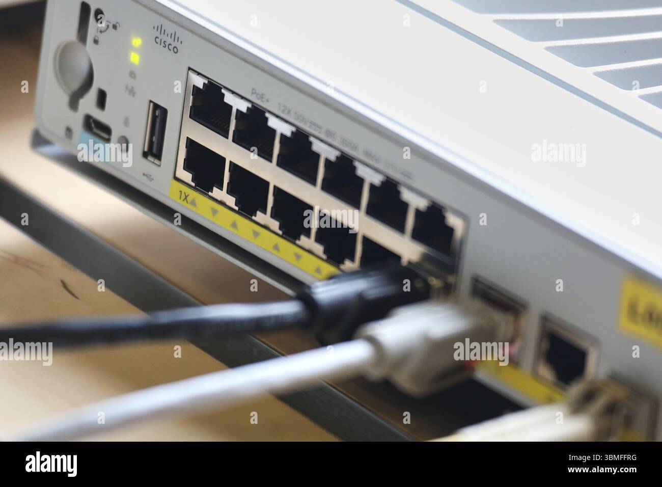 Berlin, Deutschland, 05.06.2025: Netzwerk-Patchpanel *** Berlin ...