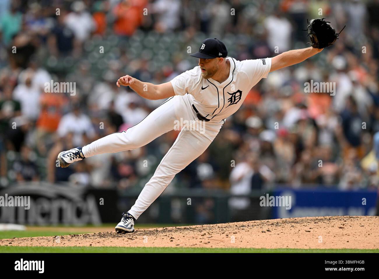 Detroit Tigers pitcher Will Vest (19) throws a pitch against the ...