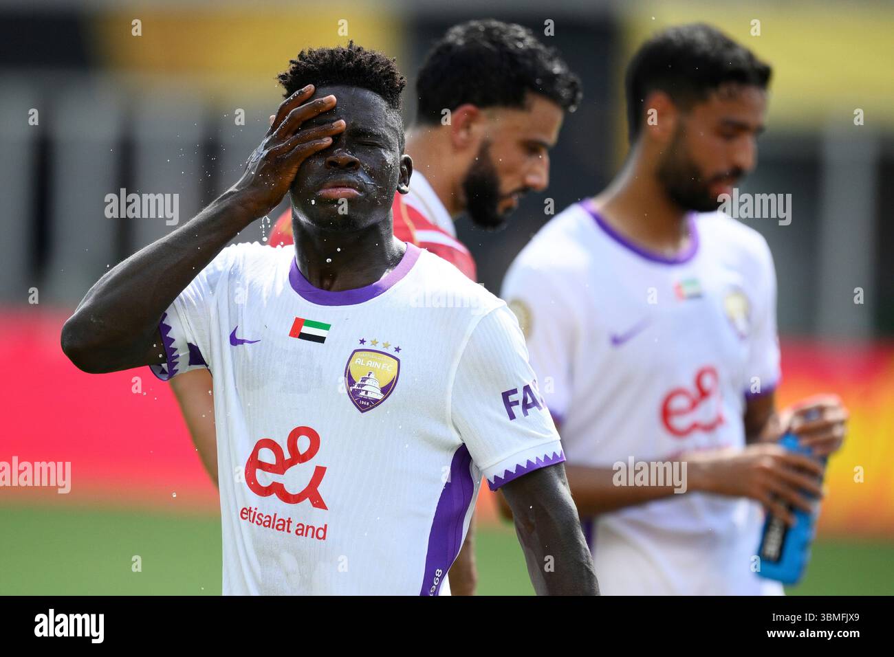 Al Ain's Abdoul Karim Traore rubs water on his face during the Club ...