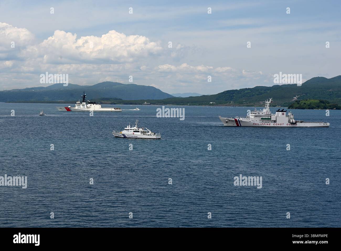 The Legend-class U.S. Coast Guard Cutter Stratton (WMSL 752) steams ...