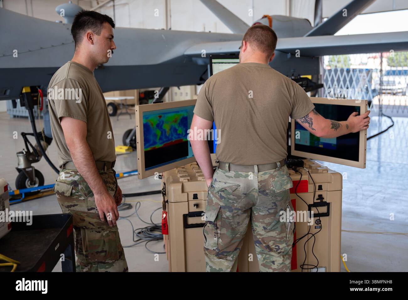 Air Commandos assigned to the 27th Special Operations Wing configure ...