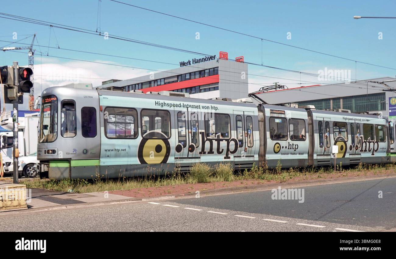 Hannoversche UESTRA Strassenbahn mit HTP Internet Reklame - gesehen am ...