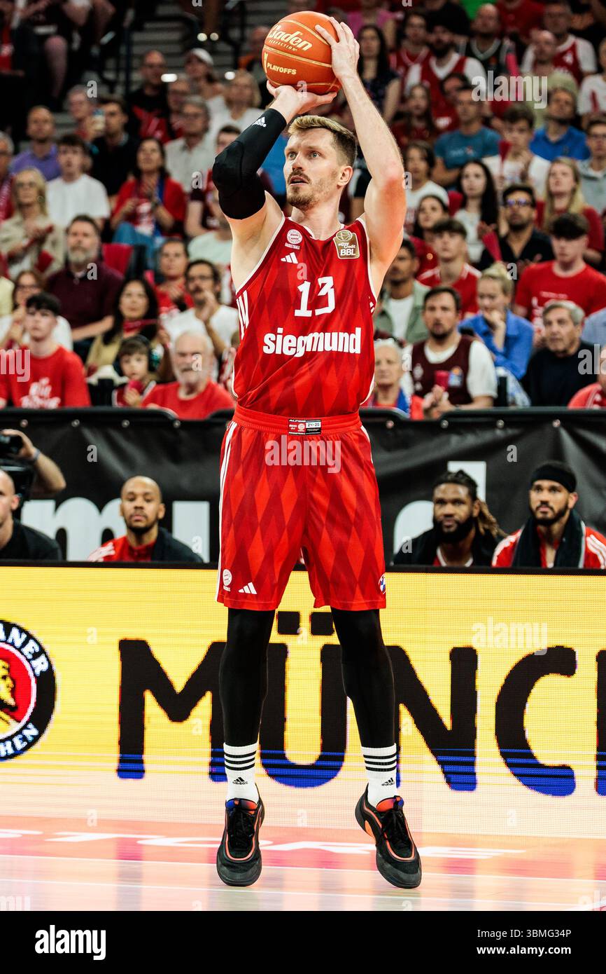 Andreas 'Andi' Obst (FC Bayern M?nchen, 13) im Wurf, Dreier ...