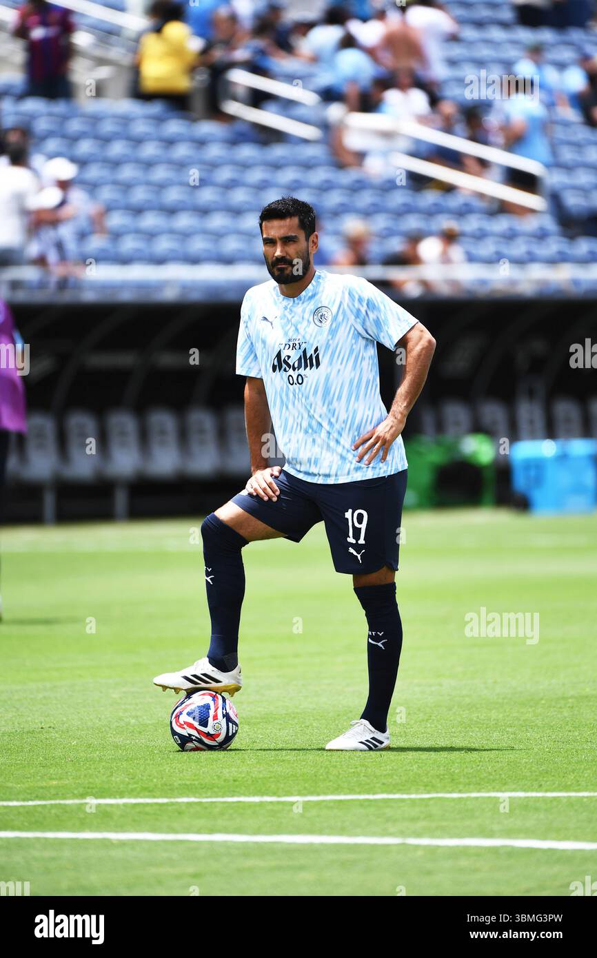 Manchester City Midfielder Ilkay Gundogan (19) watches warmups at the ...