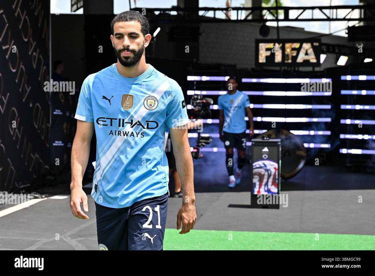 im Bild Rayan AIT-NOURI (Manchester City 21) auf dem Weg zum Spielfeld ...