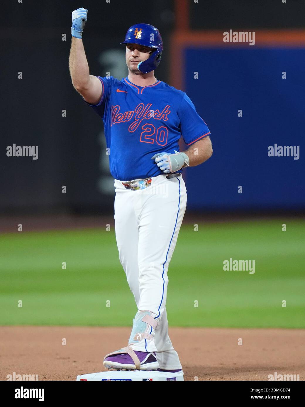 New York Mets' Pete Alonso gestures after hitting a double during the ...