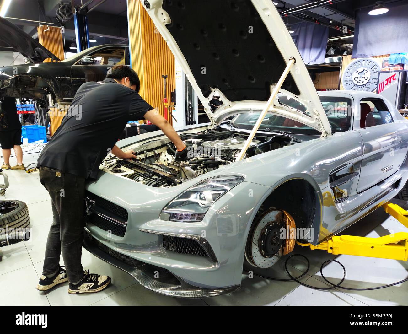 Workshop Service on Mercedes-Benz SLS AMG Supercar Stock Photo - Alamy