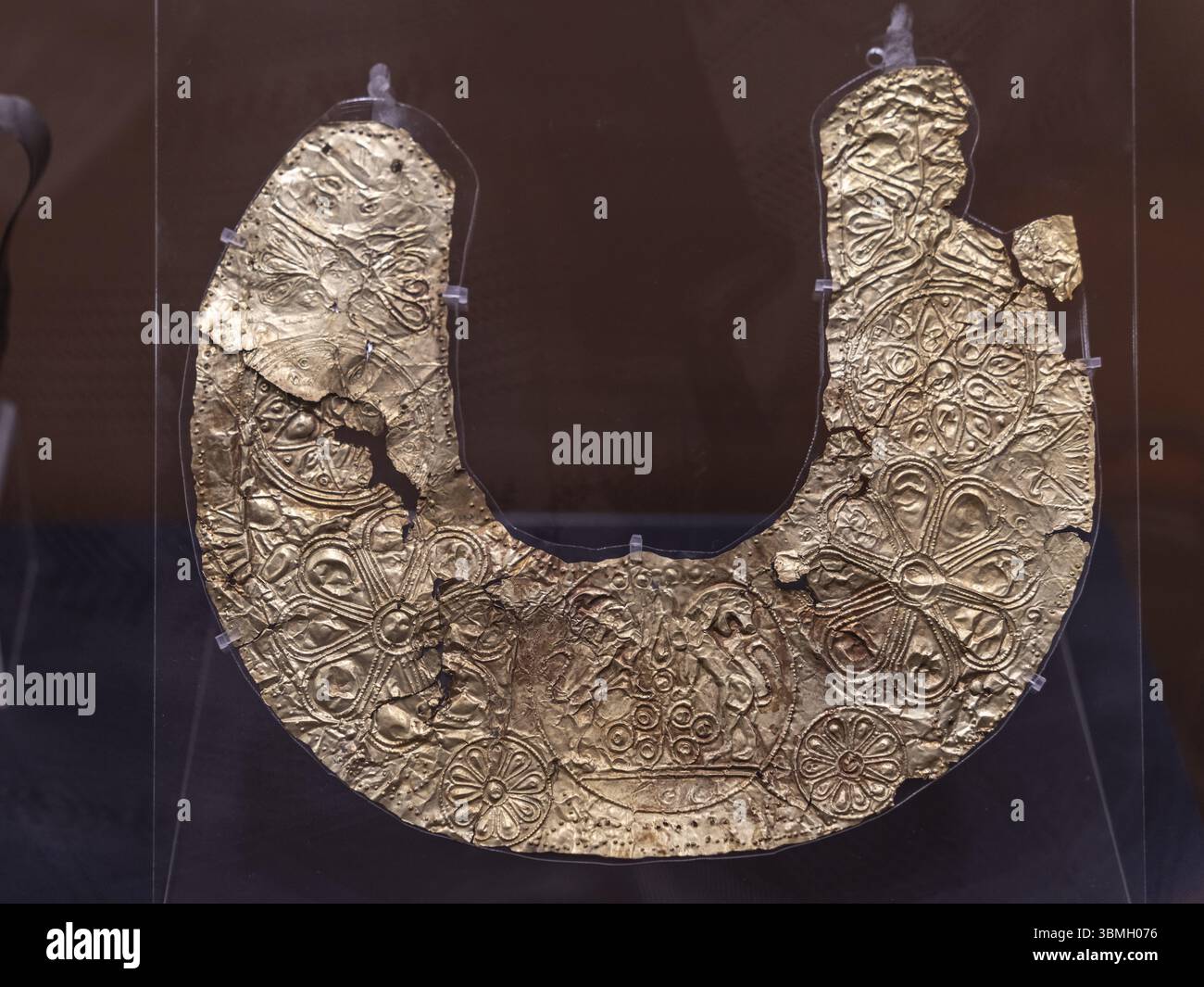 Gold pectoral, 6th century BC, Trebenishte necropolis, Bulgarian ...