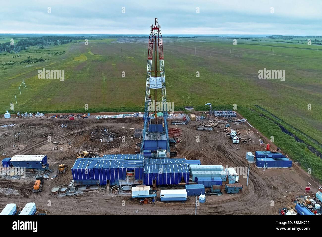 Drilling rig for oil well drilling. Equipment for drilling an oil and ...