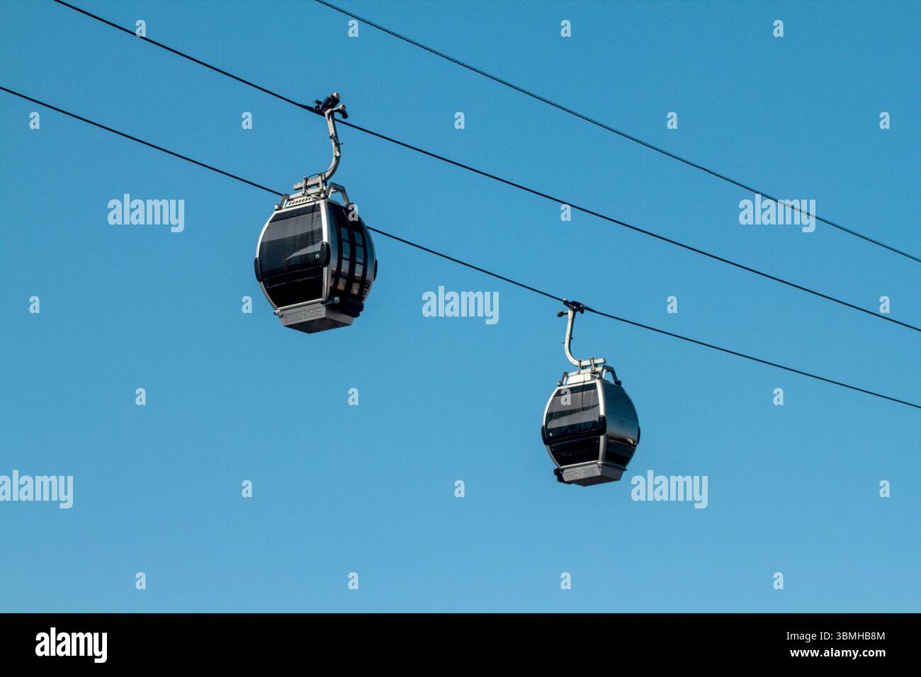 aerial gondola lift (ropeway, cable car) in blue sky Stock Photo - Alamy