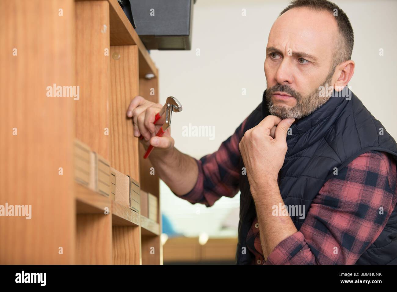 Handyman making wooden shelf hi-res stock photography and images - Alamy