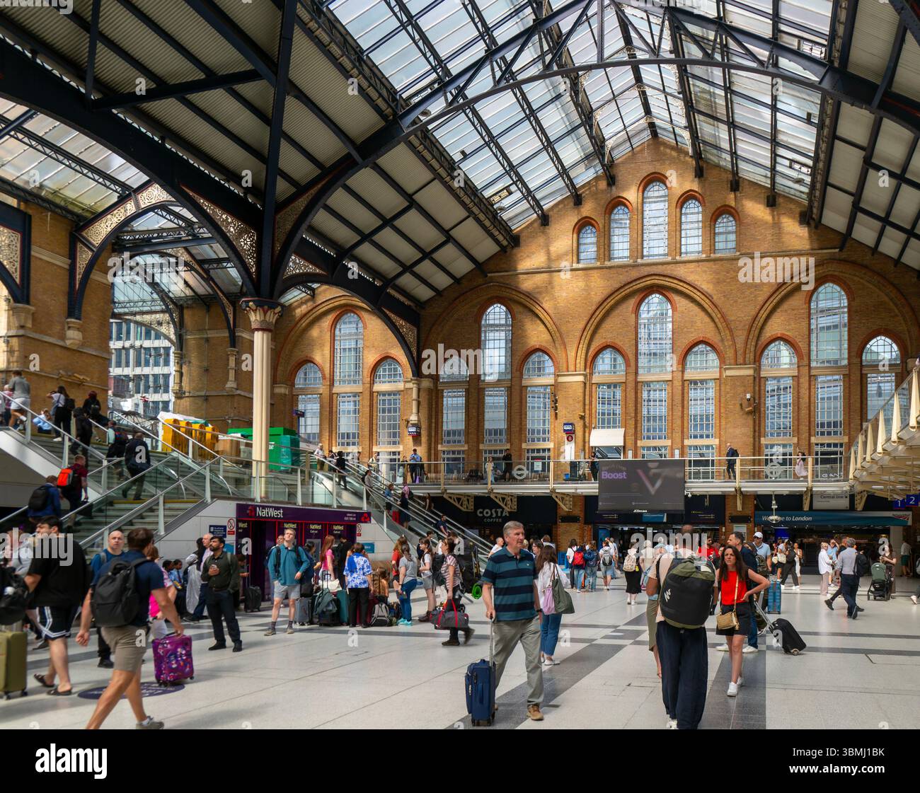 Concourse busy with passengers, Liverpool Street railway station ...
