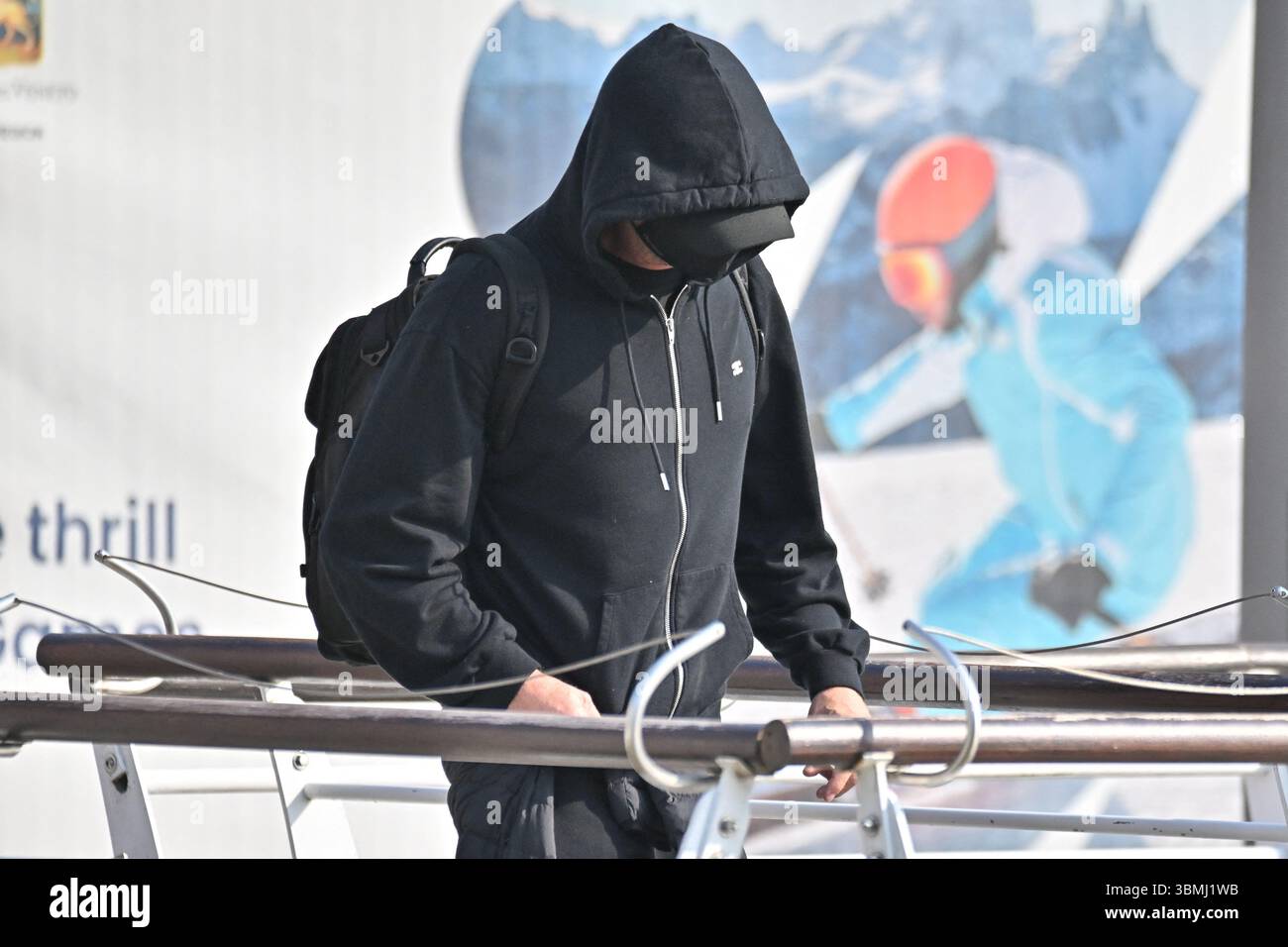 Leonardo DiCaprio hiding himself arriving at Venice airport ahead of ...
