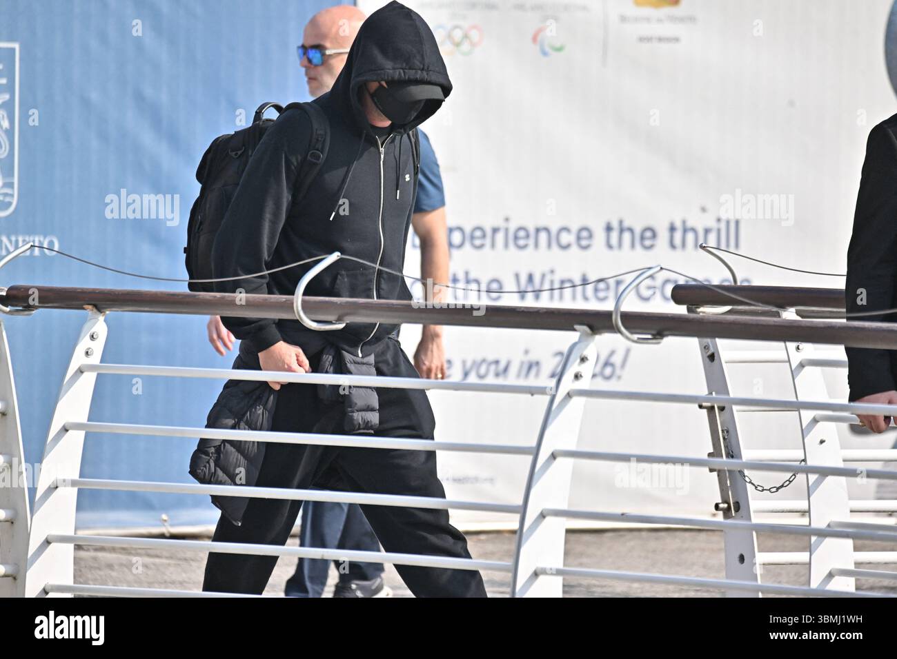 Leonardo DiCaprio hiding himself arriving at Venice airport ahead of ...