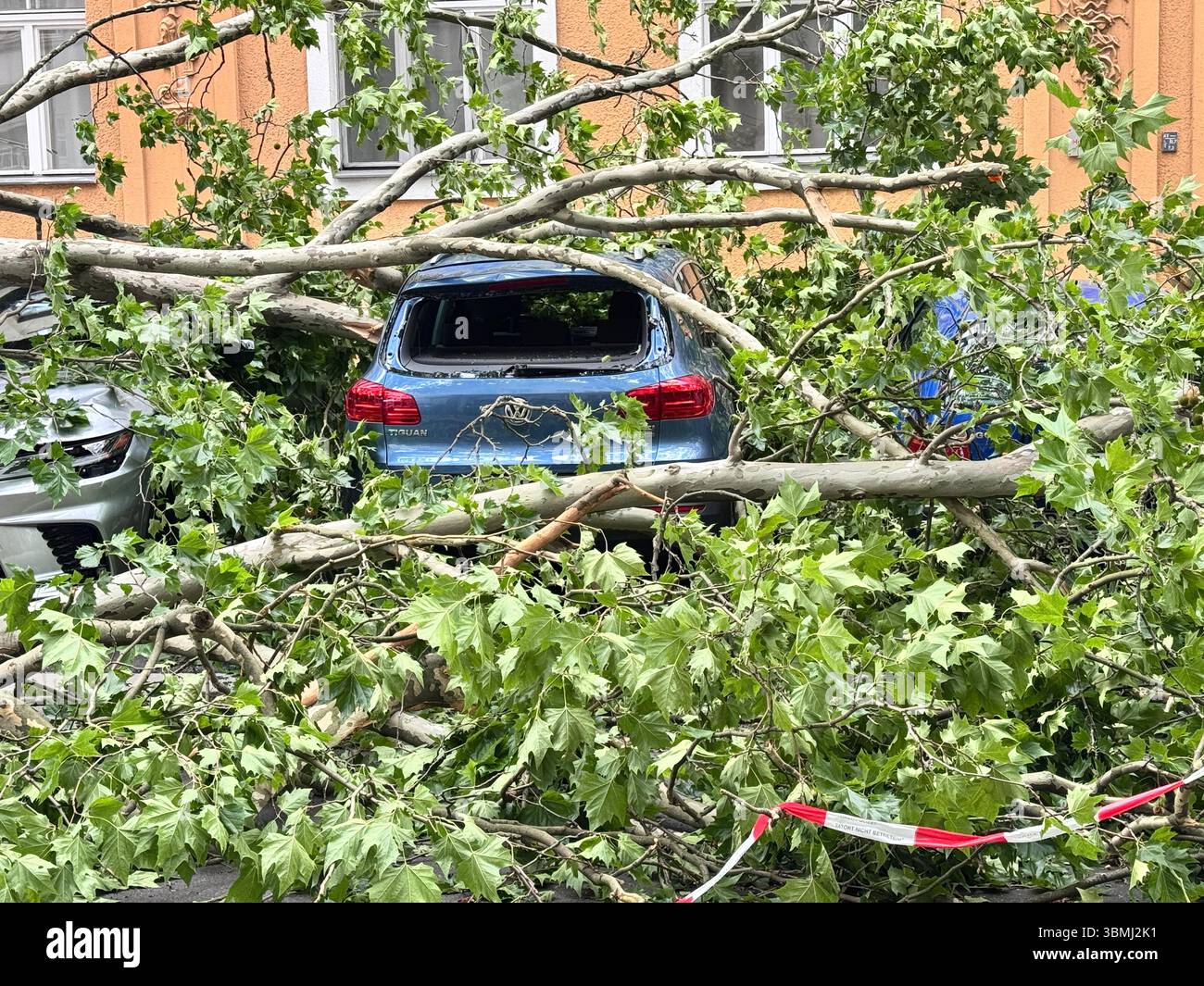 Parked car severe hail hi-res stock photography and images - Alamy