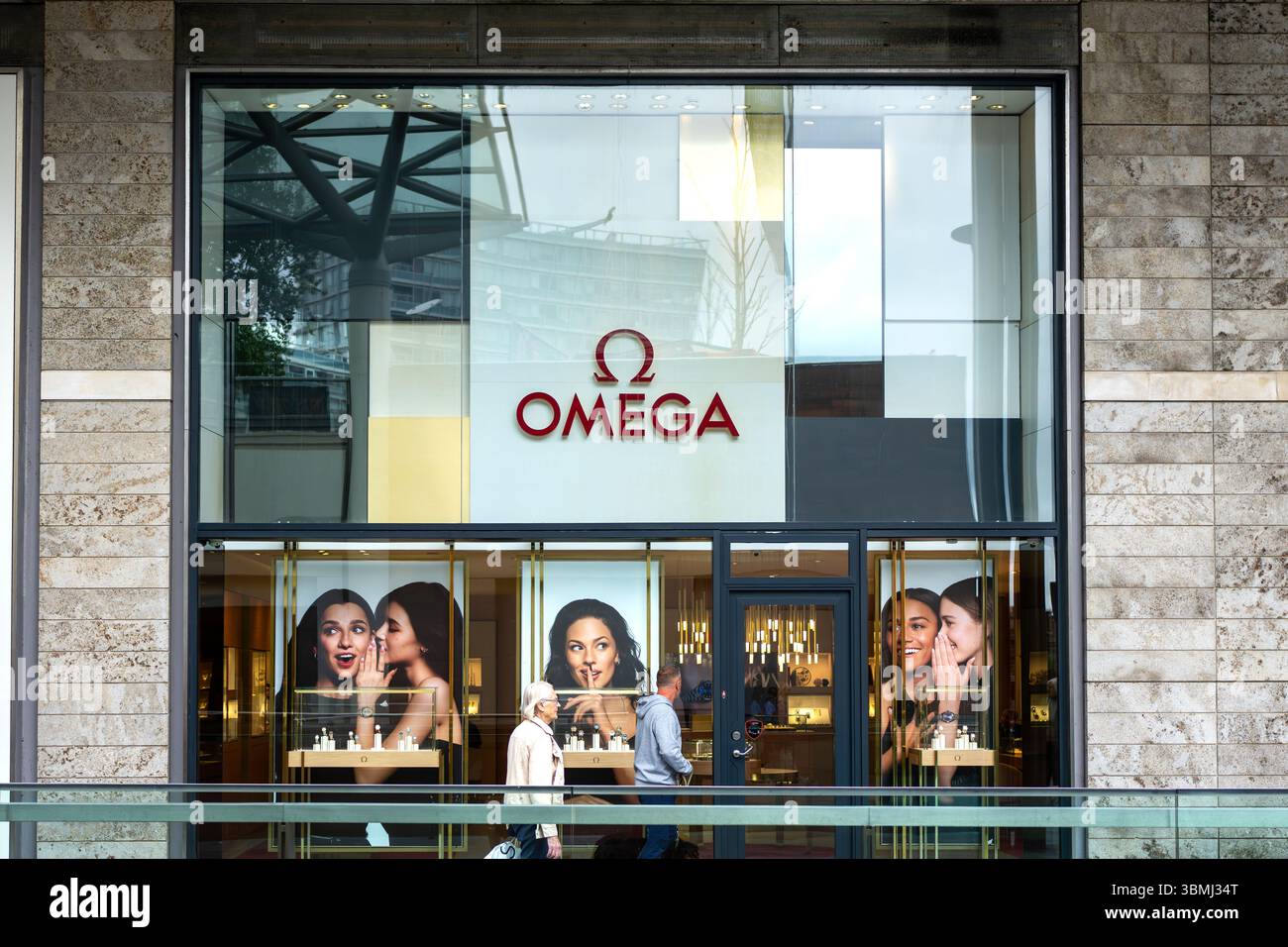 The front omega store hi-res stock photography and images - Alamy