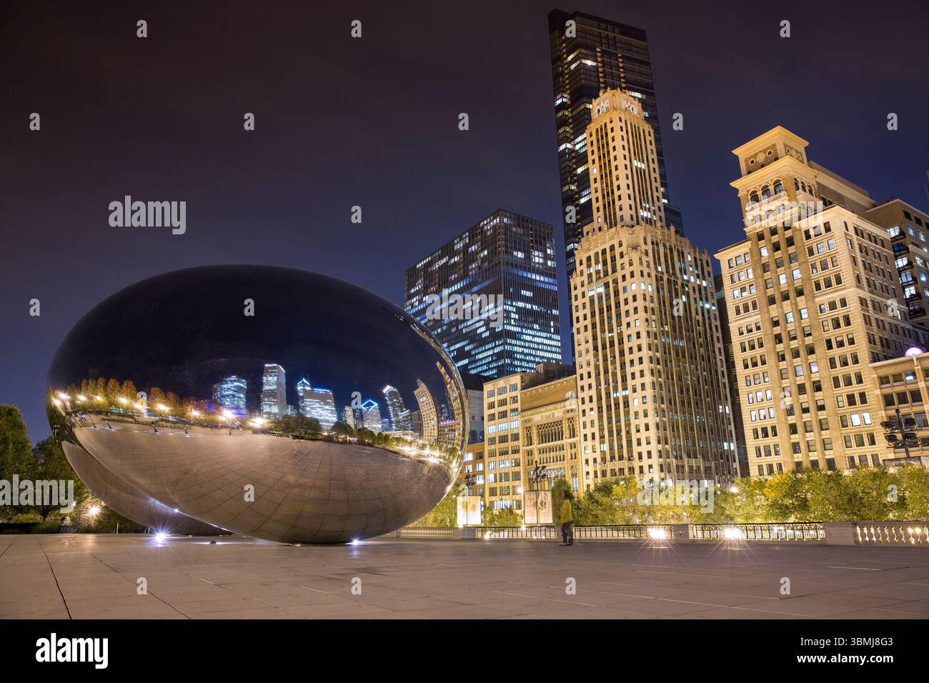 Chicago night cloud gate millennium hi-res stock photography and images ...