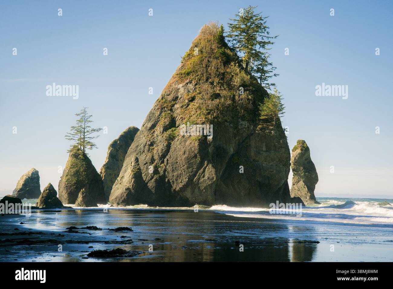 Clear view of Point of Arches in Shi Shi Beach, WA Stock Photo - Alamy