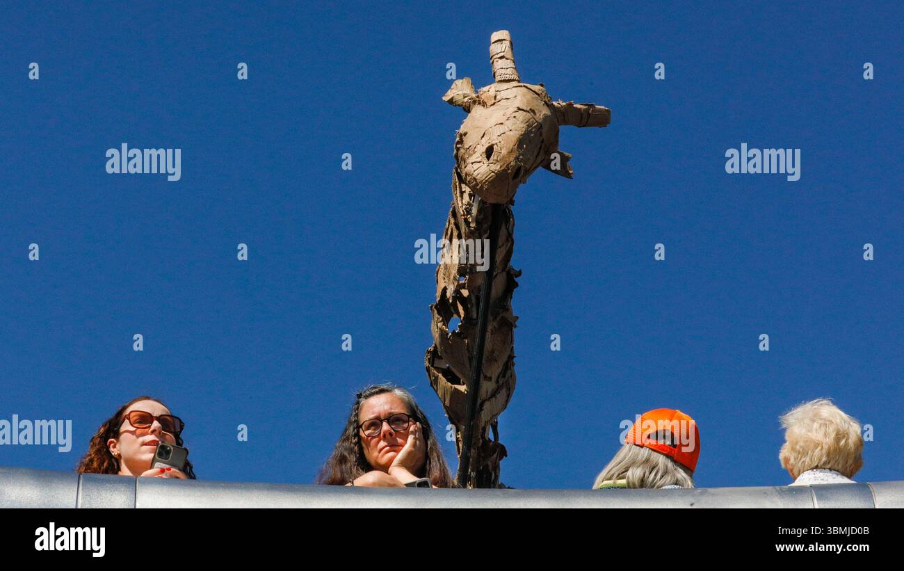 Children feed april giraffe hi-res stock photography and images - Alamy