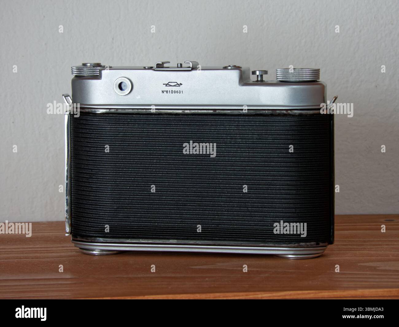 Vintage Iskra folding medium format film camera without light meter ...