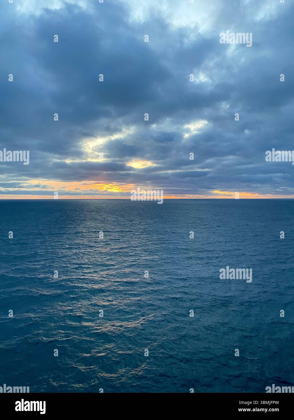 Sea of the midnight sun hi-res stock photography and images - Alamy