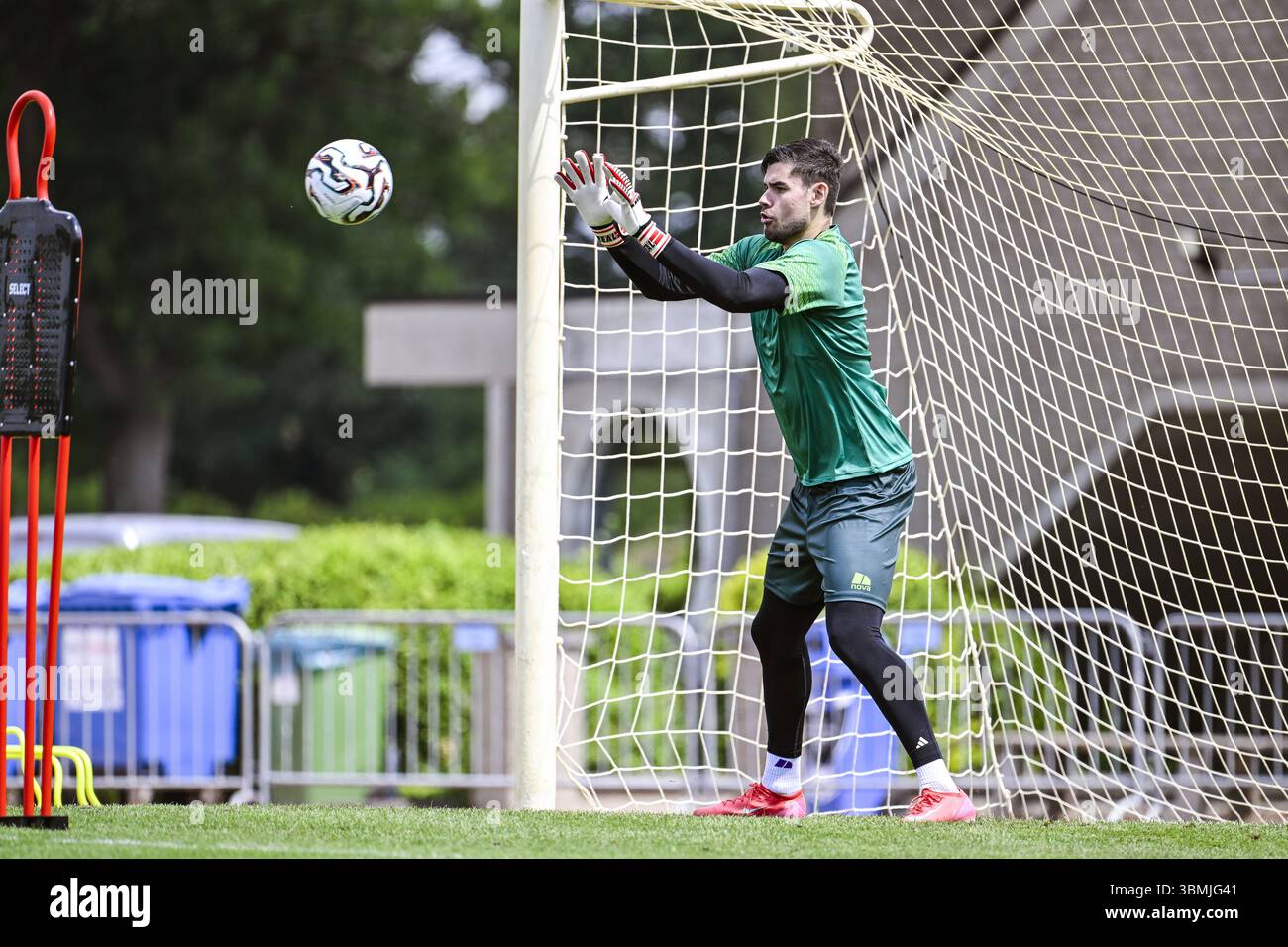 Antwerp, Belgium. 27th June, 2025. Beerschot's goalkeeper Nick Shinton ...