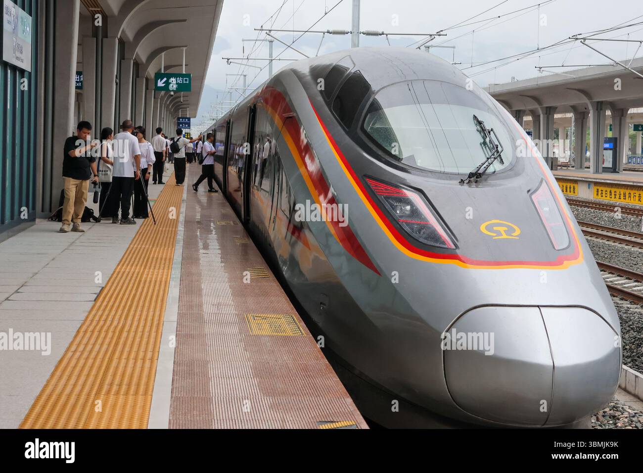 (250627) -- CHONGQING, June 27, 2025 (Xinhua) -- A high-speed train ...