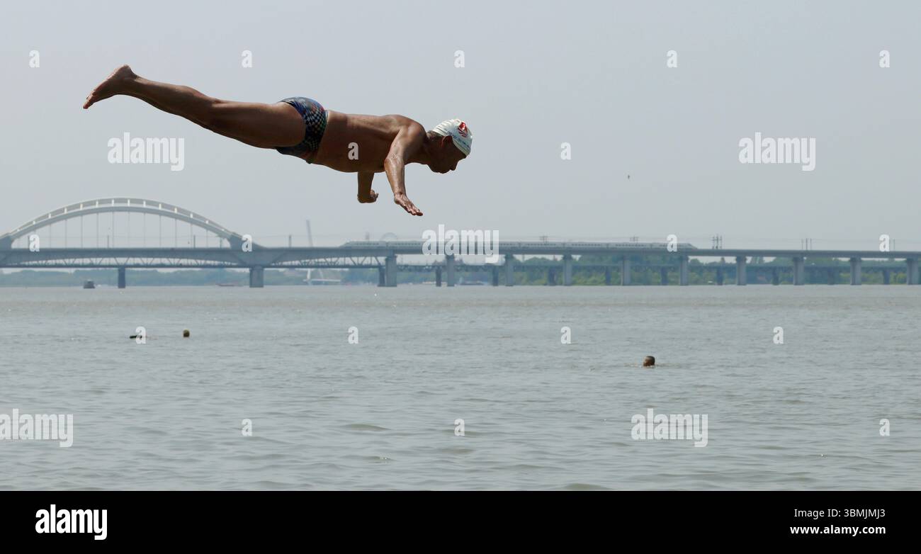 People dive into the Songhua River to escape the summer heat in Harbin ...