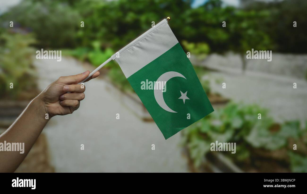 Hand holding pakistan flag outdoors hi-res stock photography and images ...