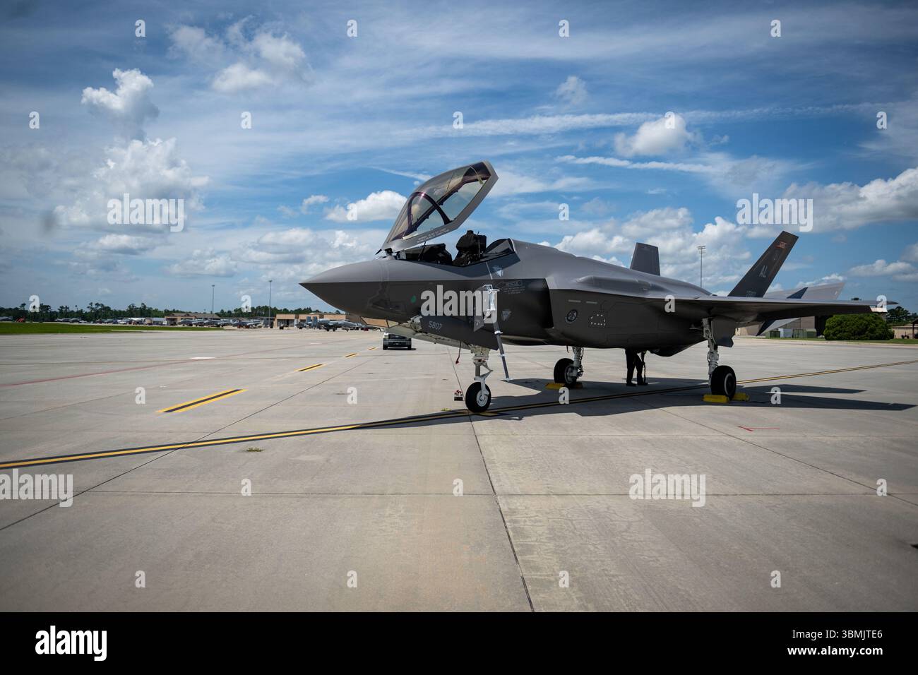 A U.S Air Force F-35A Lightning II from the 187th Fighter Wing, Alabama ...