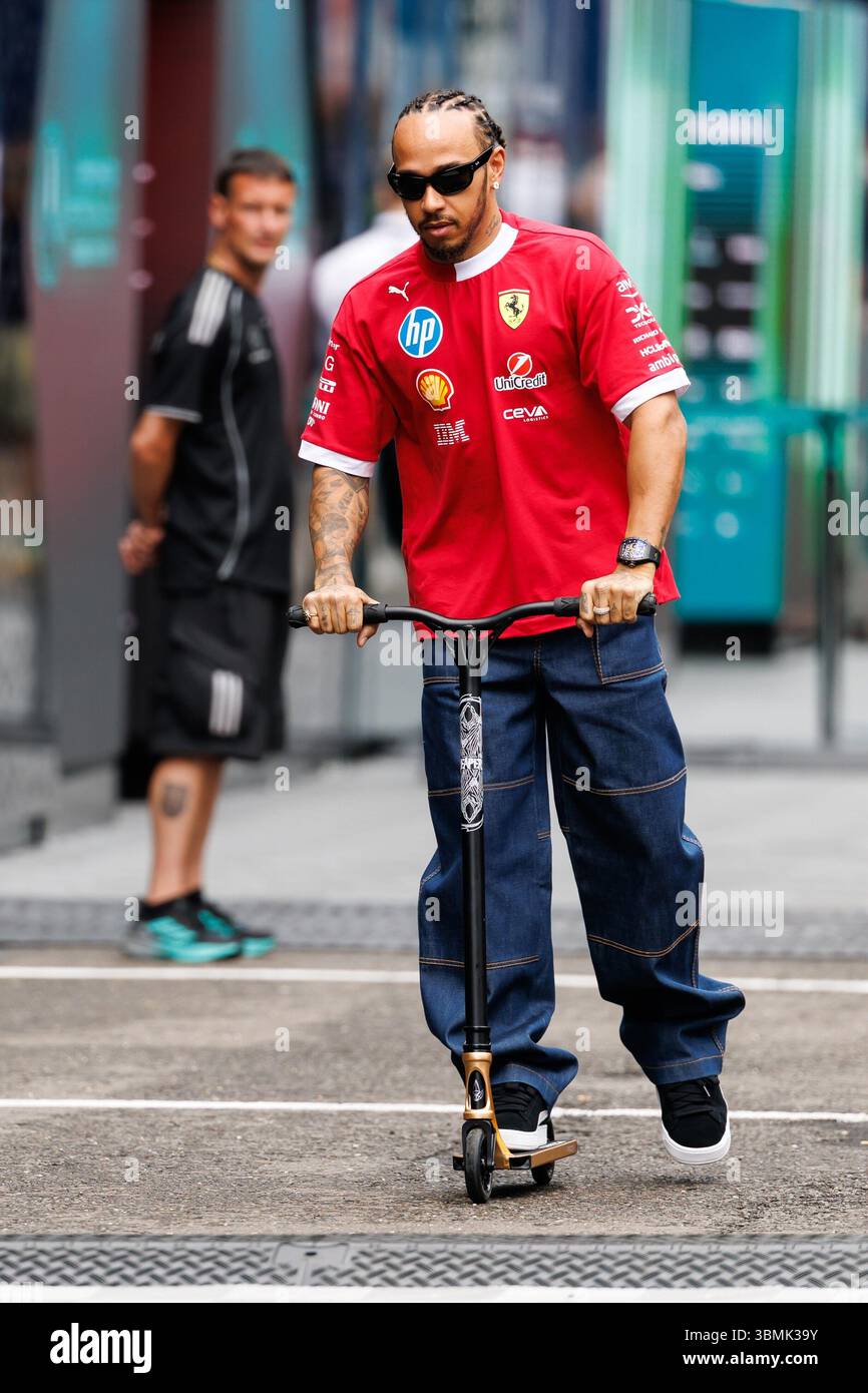 Lewis Hamilton (Scuderia Ferrari HP, #44) kommt mit dem Roller zur ...