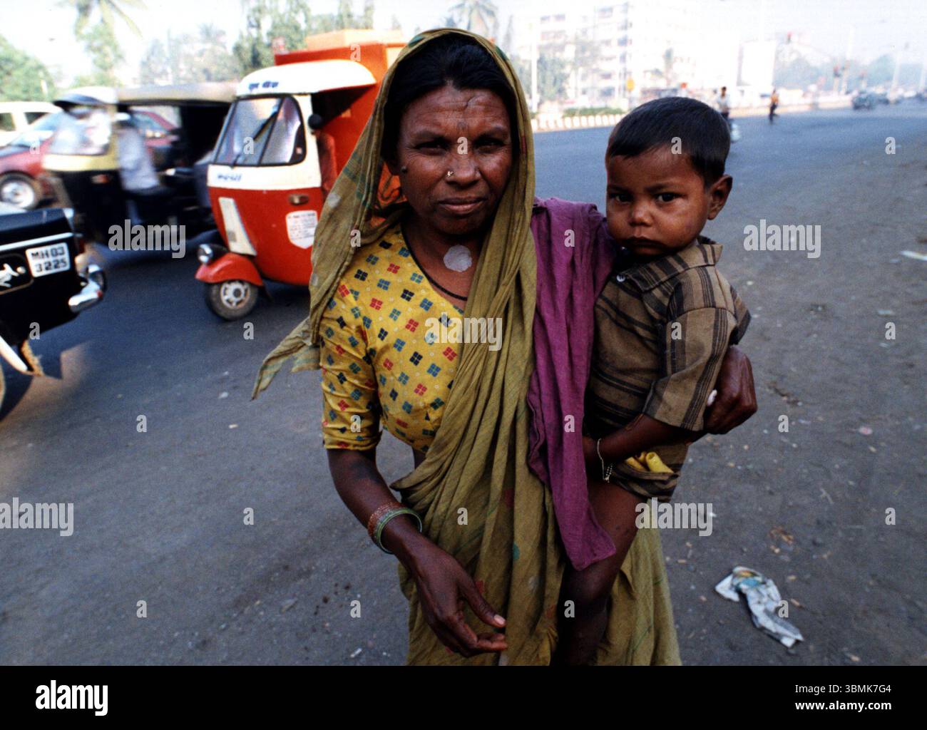 INDIA: A begging woman with her child in the streets of Bombay / Mumbai , 15.12.1996 [automated ...