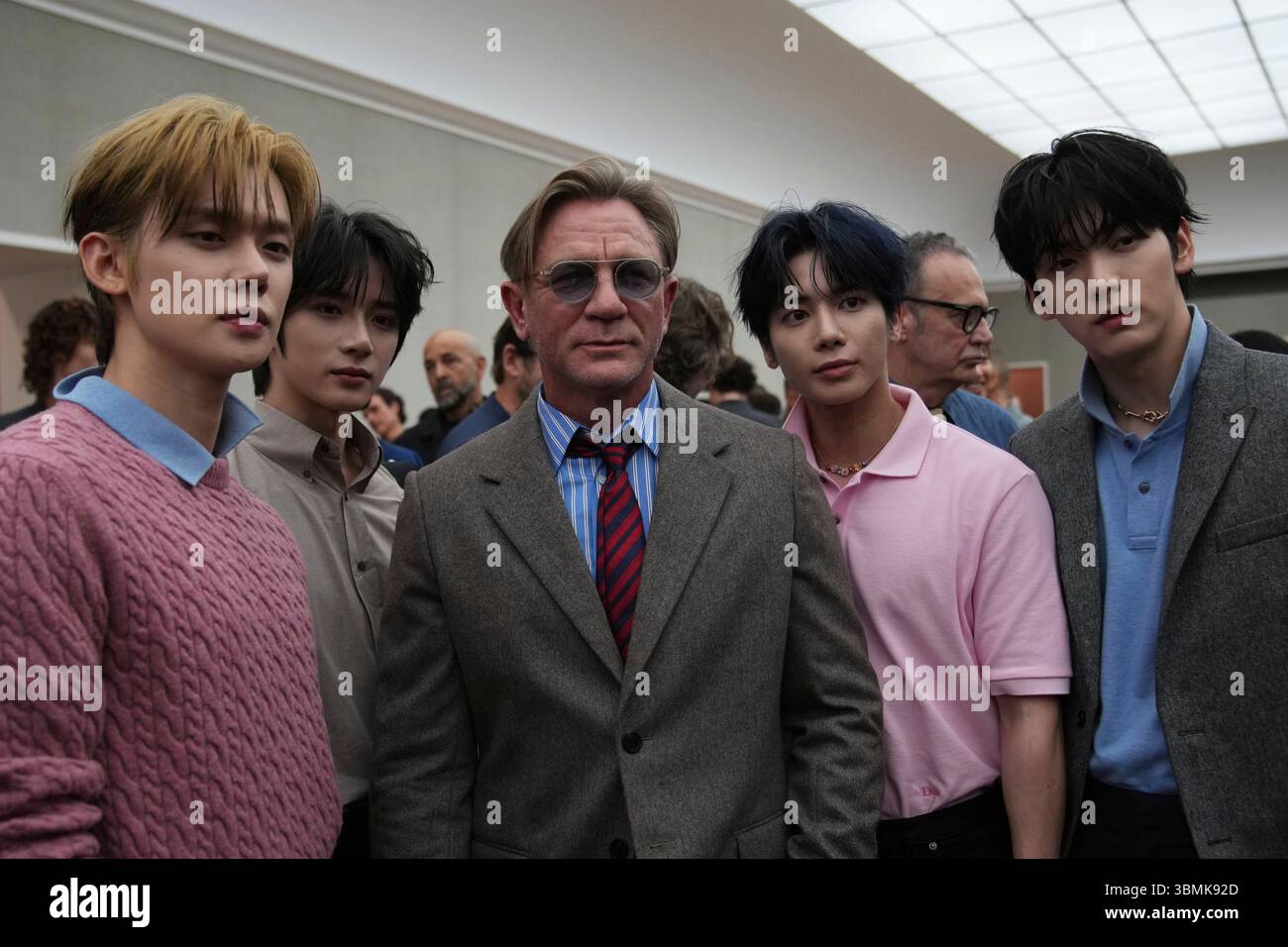 Members of South Korean band Tomorrow X Together pose with Daniel Craig ...