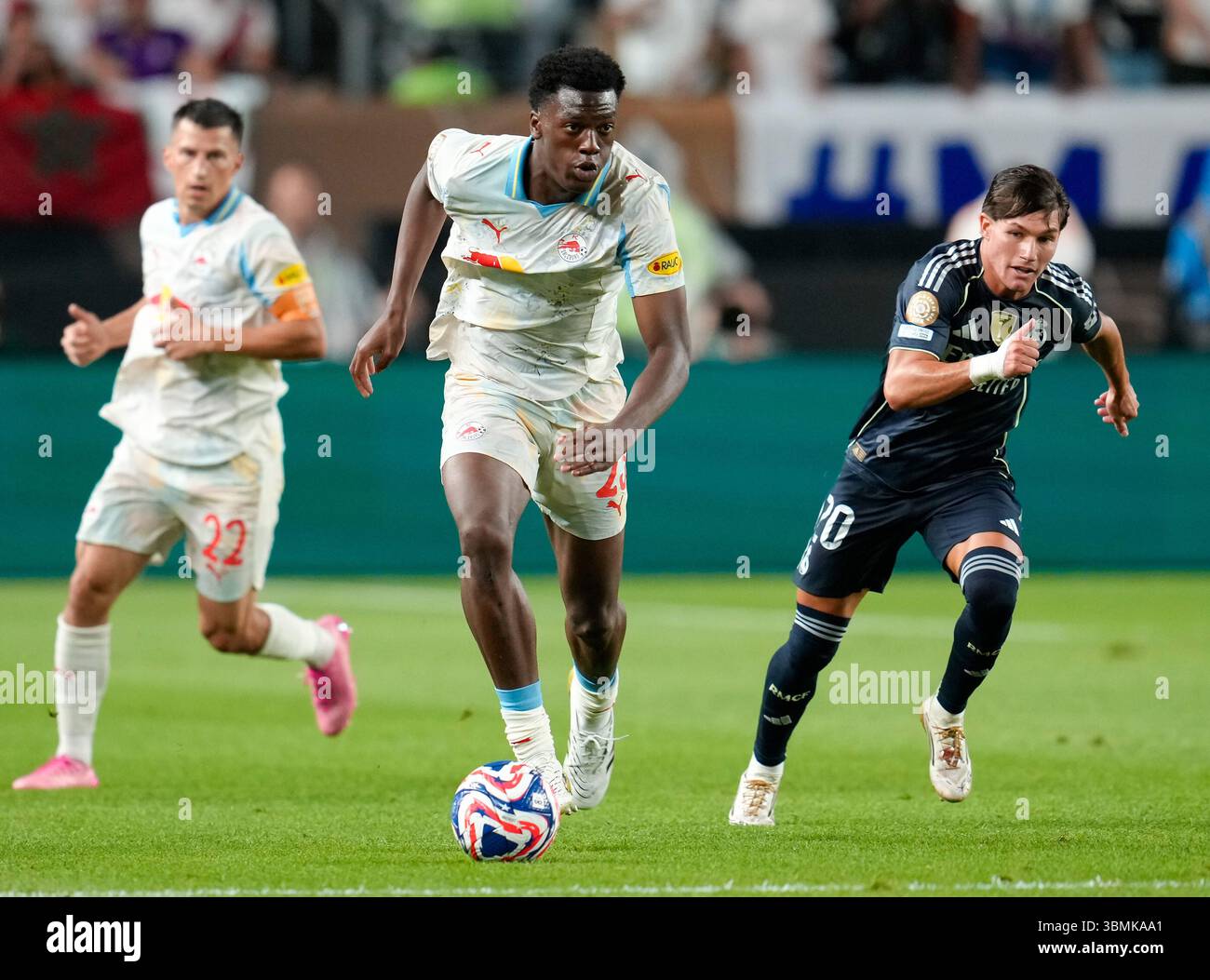 Joane Gadou (FC Salzburg, #23) am Ball USA, FC Salzburg vs Real Madrid ...