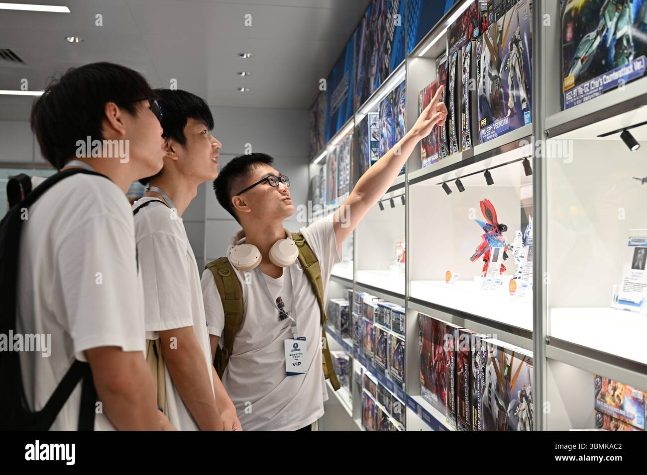 (250627) -- GUANGZHOU, June 27, 2025 (Xinhua) -- Visitors select ...